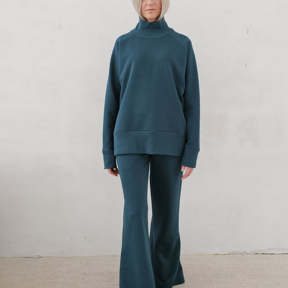 Kanani komplet spodnie dzwony i bluza z golfem – ablush.shop