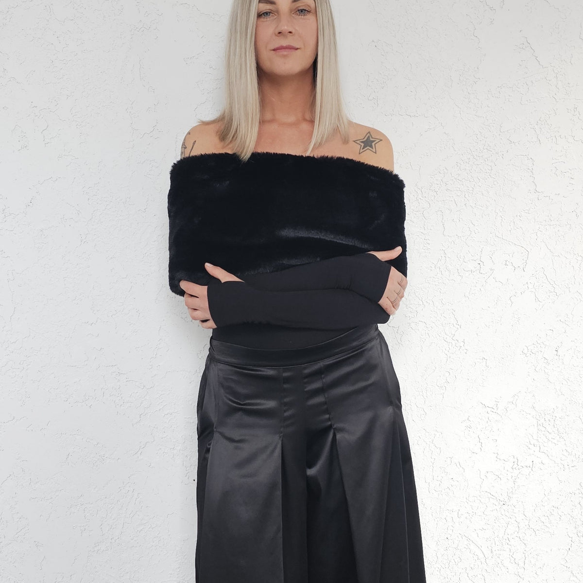 Damara top z futrem odkrywający ramiona – ablush.shop
